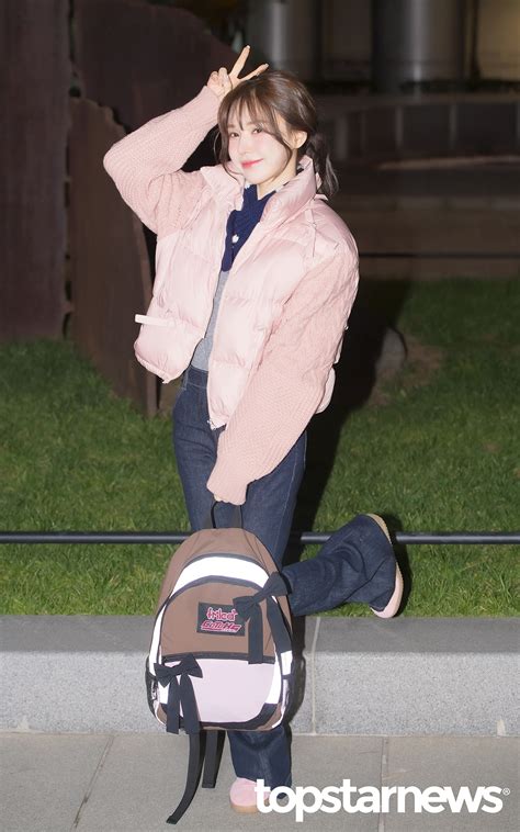 레드벨벳 웬디 ‘핑크 토끼 완디 웬디의 영스트리트 출근길 [hd포토] 최규석 기자 톱스타뉴스