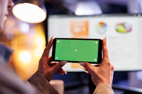 Mulher De Negócios Segurando Um Smartphone Com Tela Verde Chroma Key