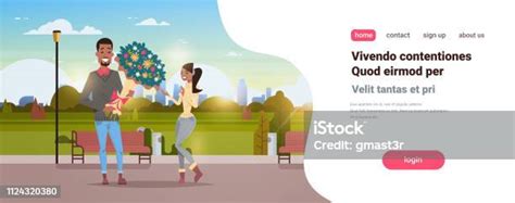 남자 선물 여자 꽃다발 꽃의 행복 한 발렌타인 데이 휴일 개념 아프리카계 미국인 부부 사랑 시 도시 공원 도시 배경 사본 공간 가로 검은색에 대한 스톡 벡터 아트 및 기타