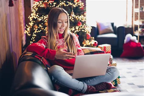 귀여운 매력적인 작은 소녀가 빨간 프린트 스웨터를 입고 현대 장치 새해 크리스마스 인사말 실내 집 방 12월에 대한 스톡 사진 및 기타 이미지 Istock