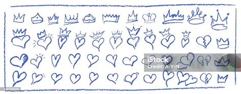 아이들의 세트 손으로 그린 크레용 하트와 왕관 사랑과 군주 지위의 상징 인 푸른 파스텔의 컬렉션 벡터 목탄 낙서 모양과 구불구불한 구불구불한 어린아이 소녀 스타일 0명에