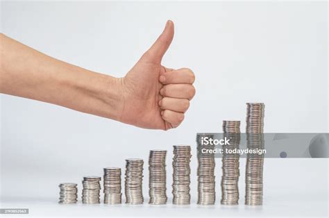 점점 커지는 동전 더미와 함께 엄지 손가락을 치켜 세웁니다 사업 개발 및 이익 증가의 개념 흰색 배경입니다 개념에 대한 스톡 사진 및 기타 이미지 Istock
