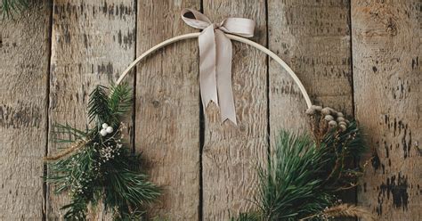 현대 크리스마스 화환 소박한 플랫 누워 세련된 Boho 크리스마스 화환에는 가문비나무 가지 허브 딸기 소박한 나무에 리본이 있습니다 즐거운 성탄절 무디 이미지