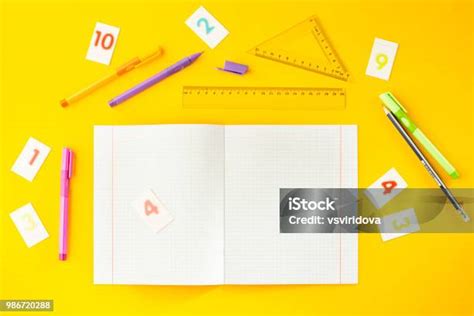 펜 연필 숫자와 노란색 배경에 통치자 중 셀에 노트북 연구를 위한 액세서리입니다 수학 기하학 대 수입니다 평면도 평면 위치 9월에 대한 스톡 사진 및 기타 이미지 Istock
