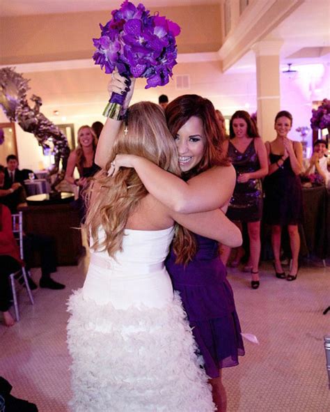 Video Demi Lovato Catches Bouquet At Tiffany Thorntons Wedding