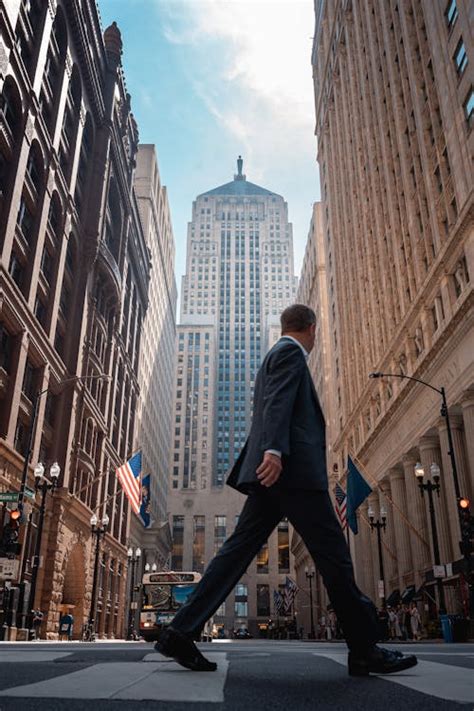 시카고의 상징적인 거리를 건너는 사업가 · 무료 스톡 사진