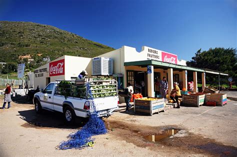 전통 남아프리카 청과물 가게 영업에서의 신선한 농산물을 짐 내리기에 대한 스톡 사진 및 기타 이미지 짐 내리기 트럭 픽업 트럭 Istock