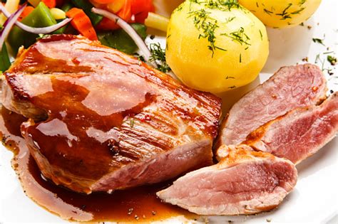 흰 배경에 삶은 감자와 야채를 곁들인 소고기 스테이크 튀김 0명에 대한 스톡 사진 및 기타 이미지 0명 가금류 감자 요리