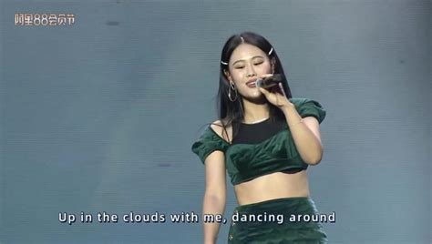 恋爱的感觉袁维娅新歌Paint the Clouds旋律惊艳甜到爆炸8月8日在宠爱无限群星演唱会上袁维娅的新歌Paint