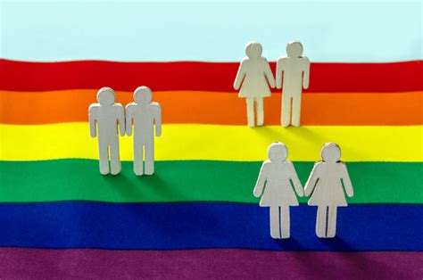 무지개 Lgbt 플래그에 여성과 남성의 나무 인형개념 권리의 평등 인권 그만해 손짓에 대한 스톡 사진 및 기타 이미지 그만해 손짓 호모포비아 반대 0명 Istock