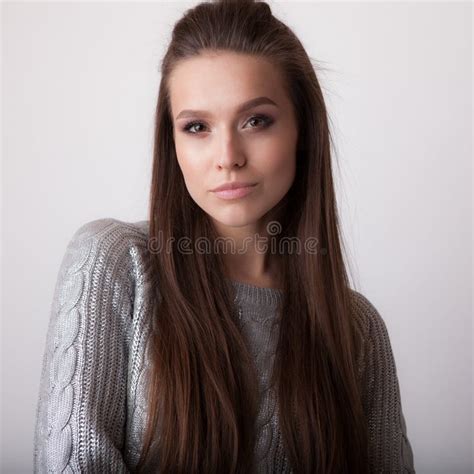 Joven Hermosa Y Elegante Chica Posando En El Estudio Imagen De Archivo