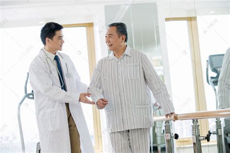 医生帮助病人康复锻炼高清摄影大图 千库网