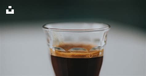 갈색 액체가 담긴 맑은 마시는 유리 사진 Unsplash의 무료 컵 이미지