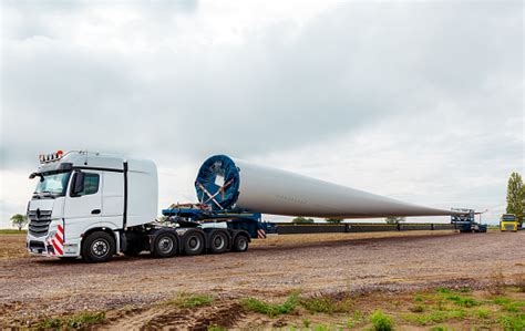 건설중인 풍력 터빈 풍력 터빈용 블레이드가 닫힙니다 특수 세미 트레일러에서 풍력 터빈 용 블레이드의 특수 운송 트럭에 대한 스톡 사진 및 기타 이미지 Istock