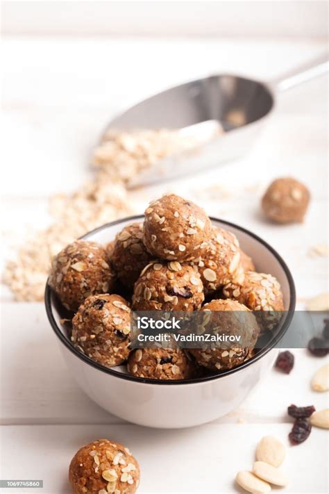 견과류 카 카오 귀리와 건포도건강 한 유기 에너지 그 라 놀라 꼬 채식 달콤한 설탕 없이 물기를 잘한다 클로즈업 샷 갈색에 대한 스톡 사진 및 기타 이미지 Istock