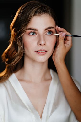 결혼식이나 사진 촬영을 위해 메이크업을하는 긴 머리를 가진 아름다운 젊은 여성 마스카라에 대한 스톡 사진 및 기타 이미지