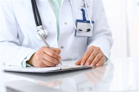 여성 의사가 환자를 상담 하는 동안 응용 프로그램 양식을 작성 그냥 손 의학 및 건강 관리 Concep 건강관리와 의술에 대한 스톡 사진 및 기타 이미지 Istock