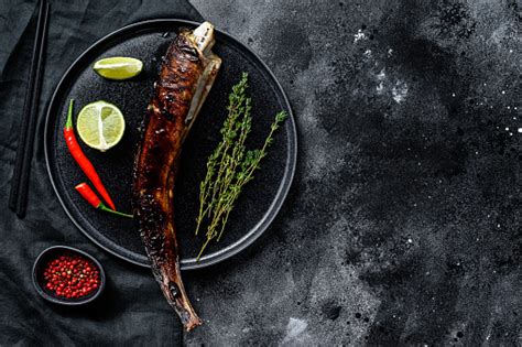 킹 클립 그릴 데리야끼 소스를 곁들인 콩그리오 검은 색 배경입니다 맨 위 보기 공간을 복사합니다 Unagi Sushi에 대한 스톡 사진 및 기타 이미지 Istock