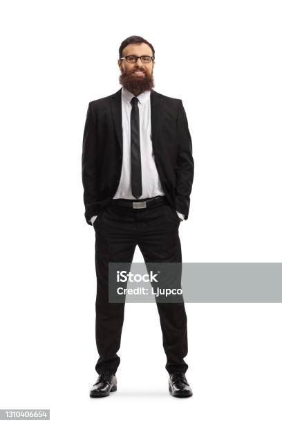 주머니에 손을 들고 포즈를 취하는 수염을 기린 사업가의 전체 길이 초상화 수트에 대한 스톡 사진 및 기타 이미지 수트 남자 흰색 배경 Istock