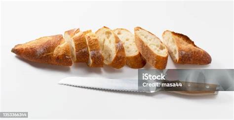 흰 배경에 얇게 썬 바게트와 빵 칼 길쭉한 모양의 프렌치 빵 바게트에 대한 스톡 사진 및 기타 이미지 바게트 부엌 칼 빵 Istock