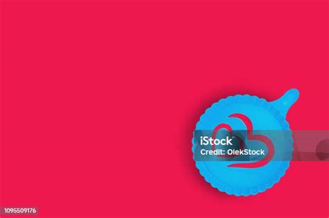 카푸치노 또는 카페에서 빨간색 테이블에 다른 음료에 더블 하트의 그림을 그리기 위한 손잡이 가진 한 블루 플라스틱 스텐실 텍스트에 대 한 공간을 복사 합니다 술 장식 개념