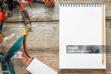 취미 무인 항공기 경주 개념 드론 시뮬레이터 케이블 및 5 셀 배터리와 쿼드 콥터 프로펠러는 오래된 나무 배경에 정수생활에 배치 텍스트공간을 복사합니다 0명에 대한 스톡