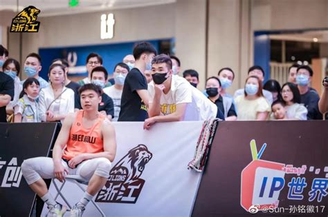 孙铭徽发博晒参加广厦球迷见面会照片：💛💛💛 直播吧