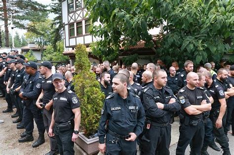 Сблъсъци пред сараите в Бояна между хората на Доган и полицията