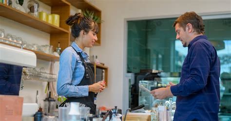 커피 숍에서 고객과 함께 젊은 서비스 지향적 인 바리 스타 여성 사진 Unsplash의 종업원 이미지