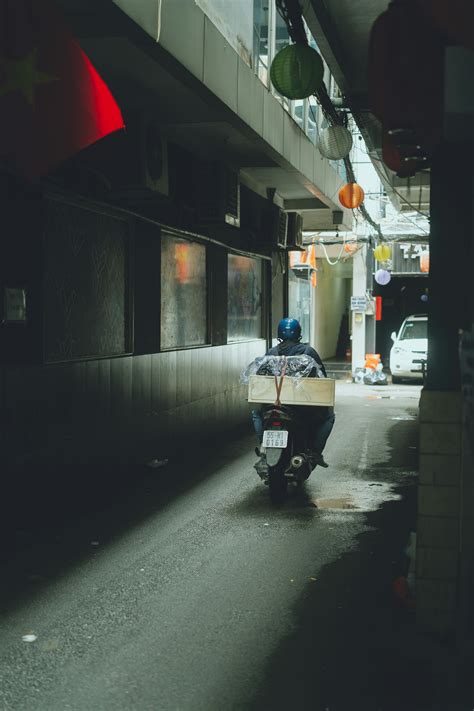 집 밖의 가로등 가인 거리 사진 건물 골목 관광 명소 교통 급사 기와 도시 도시 경관 도시 생활 도시