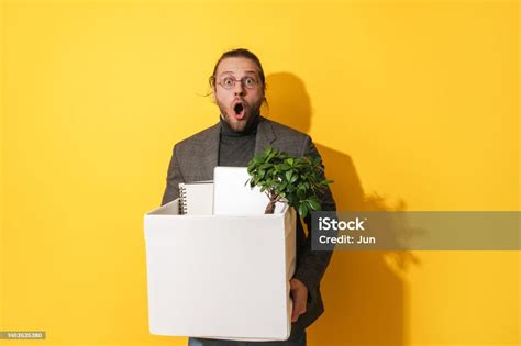 노란색 배경에 대한 직업 승진 후 개인 용품이있는 상자를 들고있는 놀란 남자 25 29세에 대한 스톡 사진 및 기타 이미지