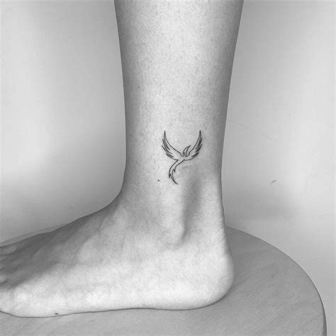 20 Tatuajes De Ave Fénix Blanco Y Negro Para Mujer Minimalista