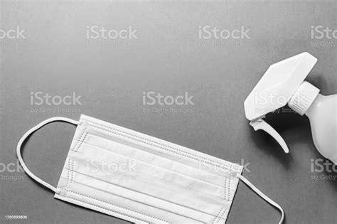 빨간색과 흰색 배경의 색상 표면에 간단한 흰색 공기 보호 마스크 일회용 수술 용 얼굴 마스크는 입과 코를 덮습니다 0명에 대한 스톡 사진 및 기타 이미지 Istock