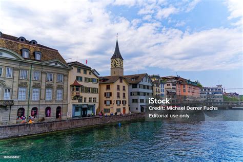 스위스 마을의 유서 깊은 주택의 강과 정면이있는 역사 지구의 전망이 줄어 듭니다 강에 대한 스톡 사진 및 기타 이미지 강 건물 외관 건물 정면 Istock