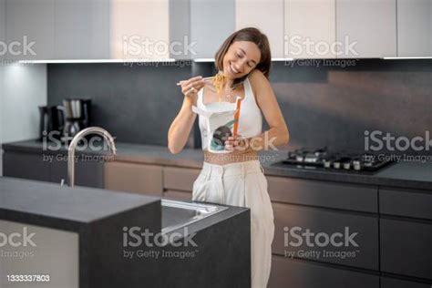 여자는 테이크 아웃 음식을 먹고 부엌에서 전화로 이야기 30 34세에 대한 스톡 사진 및 기타 이미지 30 34세 가정 생활 가정 주방 Istock
