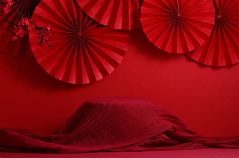 실린더 연단은 접는 종이 팬과 함께 빨간색 배경에 빨간 천으로 덮여 있습니다 제품 전시를 위한 우수한 빈 직물 주춧대 2025년에 대한 스톡 사진 및 기타 이미지 Istock