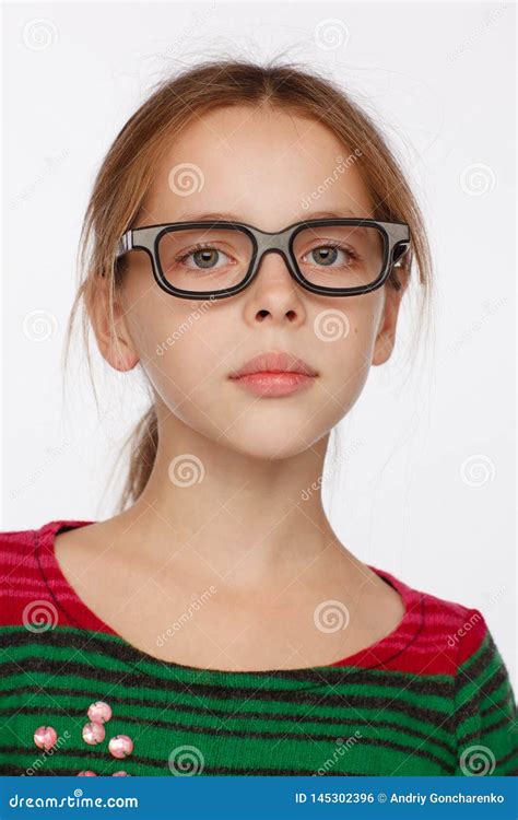 Retrato Da Menina Dos Anos De Idade Nos Vidros E Em Uma Camiseta Em Umas Listras Carmesins E