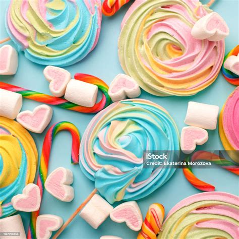 다양한 다채로운 사탕으로 만든 여러 가지 빛깔의 배경 텍스트 파티 캔디 바 어린 시절 생일 컨셉을위한 공간 0명에 대한 스톡 사진 및 기타 이미지 Istock