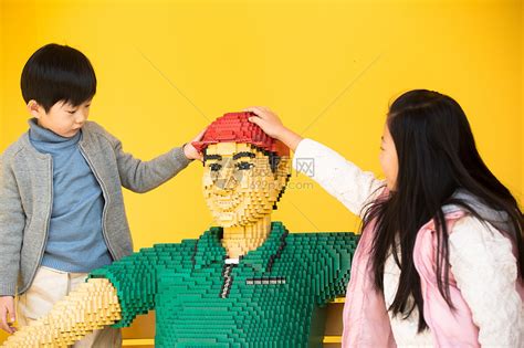 姐弟无忧无虑纯洁可爱的男孩女孩在户外玩耍高清图片下载 正版图片501947635 摄图网