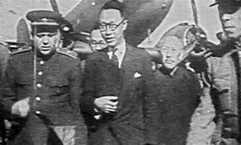 溥儀得知日本投降後，他立即跪地磕頭，嘴中還不斷重複一句話 每日頭條