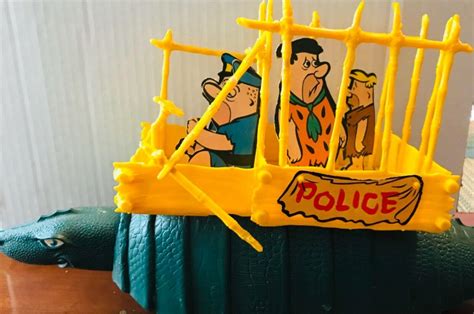 Flintstones Remco Flintstones Motorized Paddy Wagon 3916950203