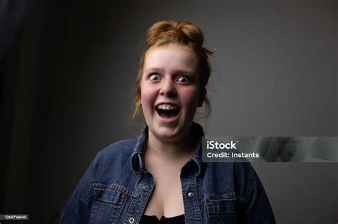Счастливый И Удивленный Рыжий Подросток С Широко Открытым Ртом И Глазами Услышав Некоторые