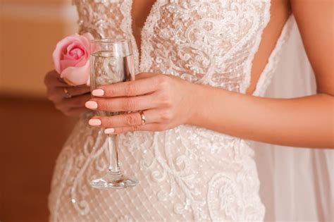 샴페인 한 잔과 장미를 들고 흰색 레이스 드레스를 입은 신부 우아에 대한 스톡 사진 및 기타 이미지 우아 파티 결혼 의식 Istock