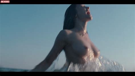 Naked Sonia Mietielica In Into The Wind