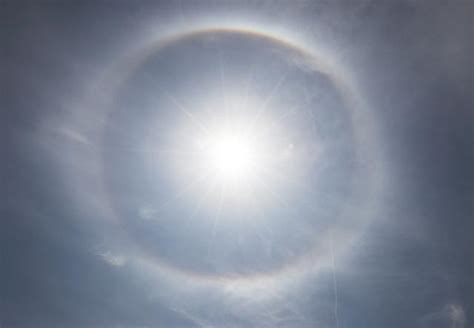 포토 하늘에 뜬 둥근 무지개 햇무리 아주경제