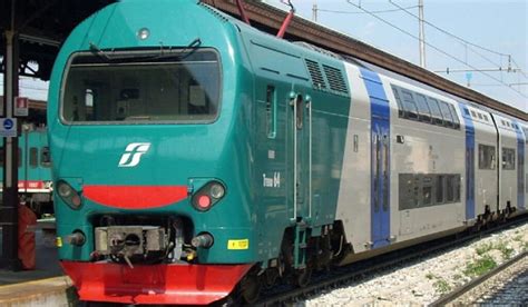 Senza Biglietto Si Toglie Le Scarpe Per Non Scendere Dal Treno
