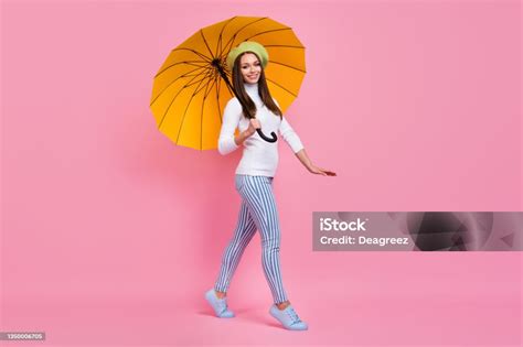 핑크 파스텔 컬러 배경에 고립 된 시간을 보내고 손 파라솔 워킹에 들고 좋은 슬림 쾌활한 소녀의 전체 길이 몸 크기 보기 여자만에 대한 스톡 사진 및 기타 이미지 Istock