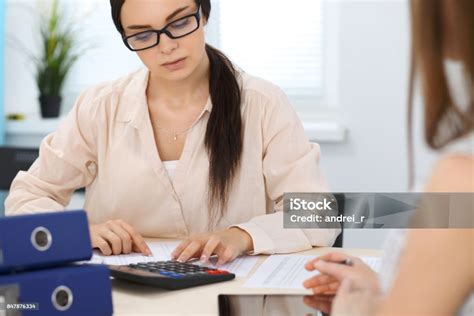 두 여성 회계사 계산기 소득 세금에 대 한 기대 형성 완료 손 근접 촬영 내부 수익 서비스 관리자 금융 문서를 확인입니다 계획 예산 감사 개념 개념에 대한 스톡 사진 및
