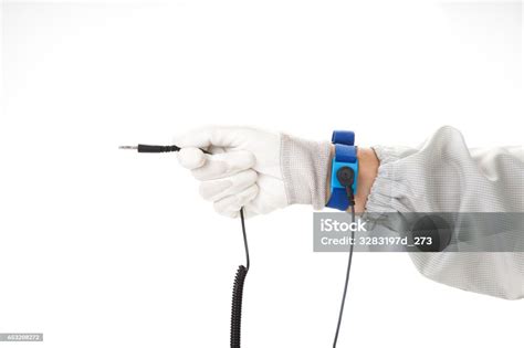팔찌에 Esd 피복 및 장갑 정적 저항 팔찌 또는 지상 장비를 착용 하는 남자의 손 정전기 방지 사용 안전 하 게 지상 작동 전자 기기 0명에 대한 스톡 사진 및 기타