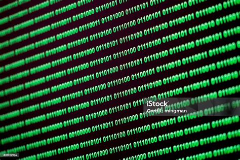 그래픽 디자인에 대 한 확대 축소 효과와 검은 배경에 녹색 이진 코드 블루 디지털 컬러 0에 대한 스톡 사진 및 기타 이미지 0 1 Screening Istock